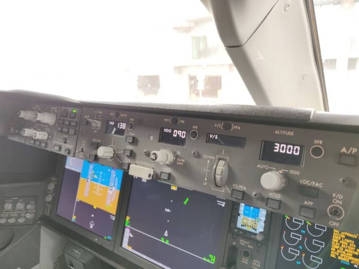 A Look Inside the Boeing 787 Dreamliner Flight Deck