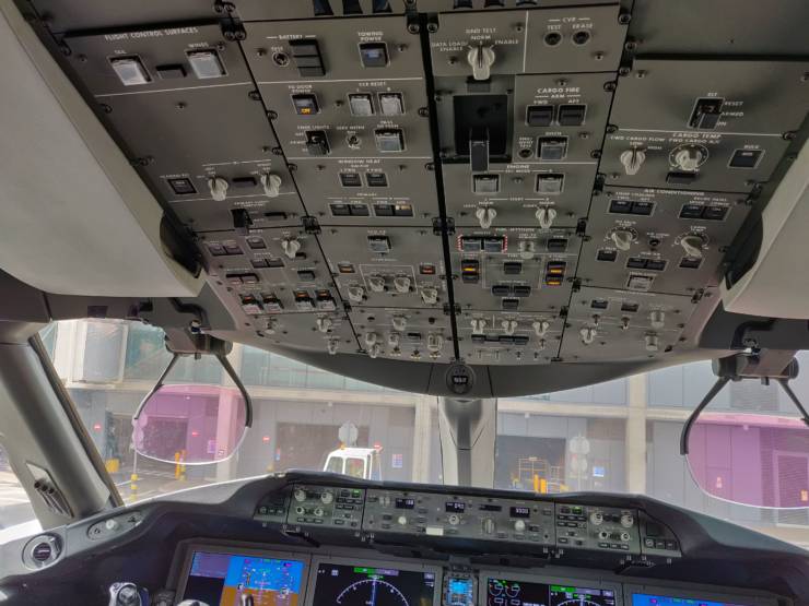 A look inside the Boeing 787 Dreamliner flight deck - The Points Guy