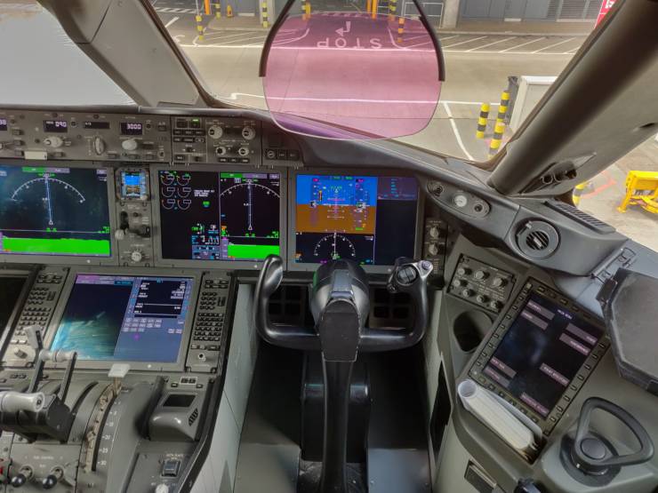 A look inside the Boeing 787 Dreamliner flight deck - The Points Guy
