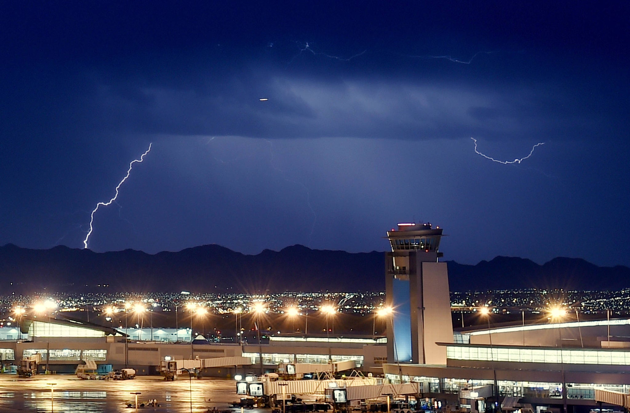 Can planes fly in thunderstorms? Here's what a pilot says - The Points Guy