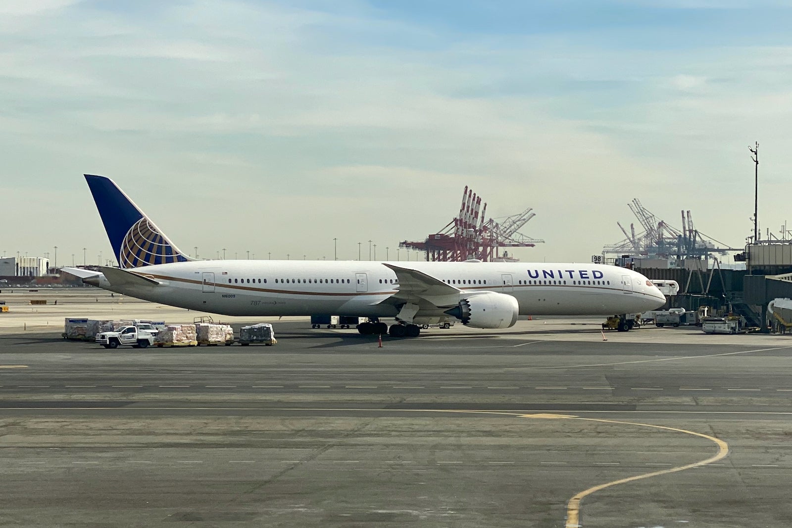 How pilots keep their wingtips clear of obstacles - The Points Guy