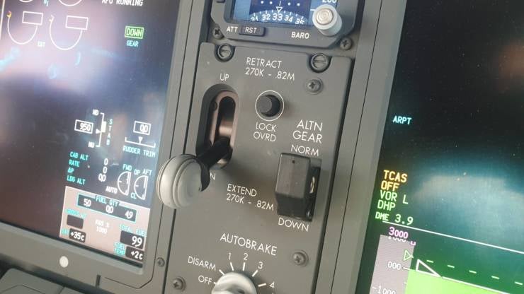 Brace for impact! How the landing gear on the 787 Dreamliner works ...