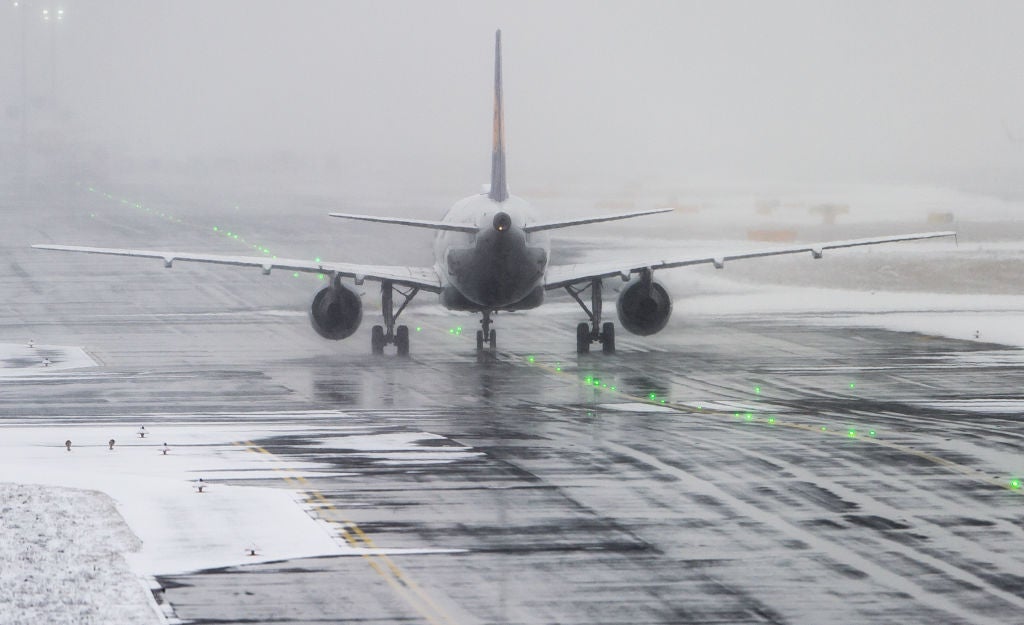 How pilots change their takeoff preparation when it snows - The Points Guy