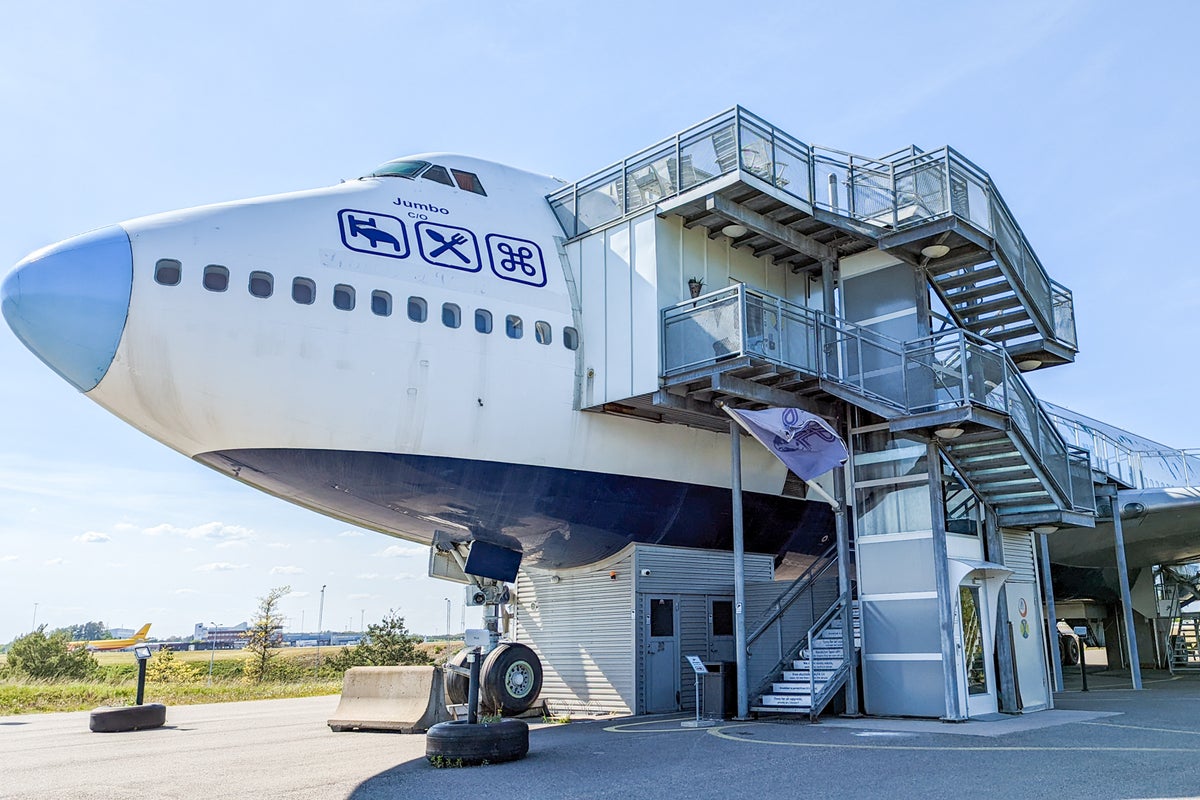What it's like sleeping in the cockpit of a Boeing 747 jumbo jet hotel ...