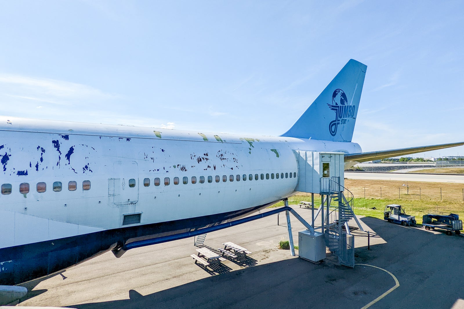 What it's like sleeping in the cockpit of a Boeing 747 jumbo jet hotel ...
