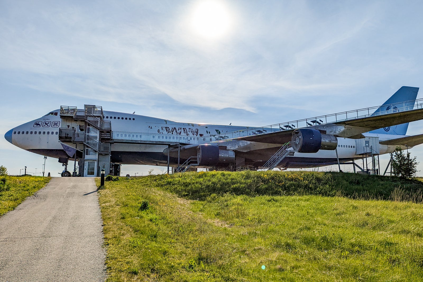 What it's like sleeping in the cockpit of a Boeing 747 jumbo jet hotel ...