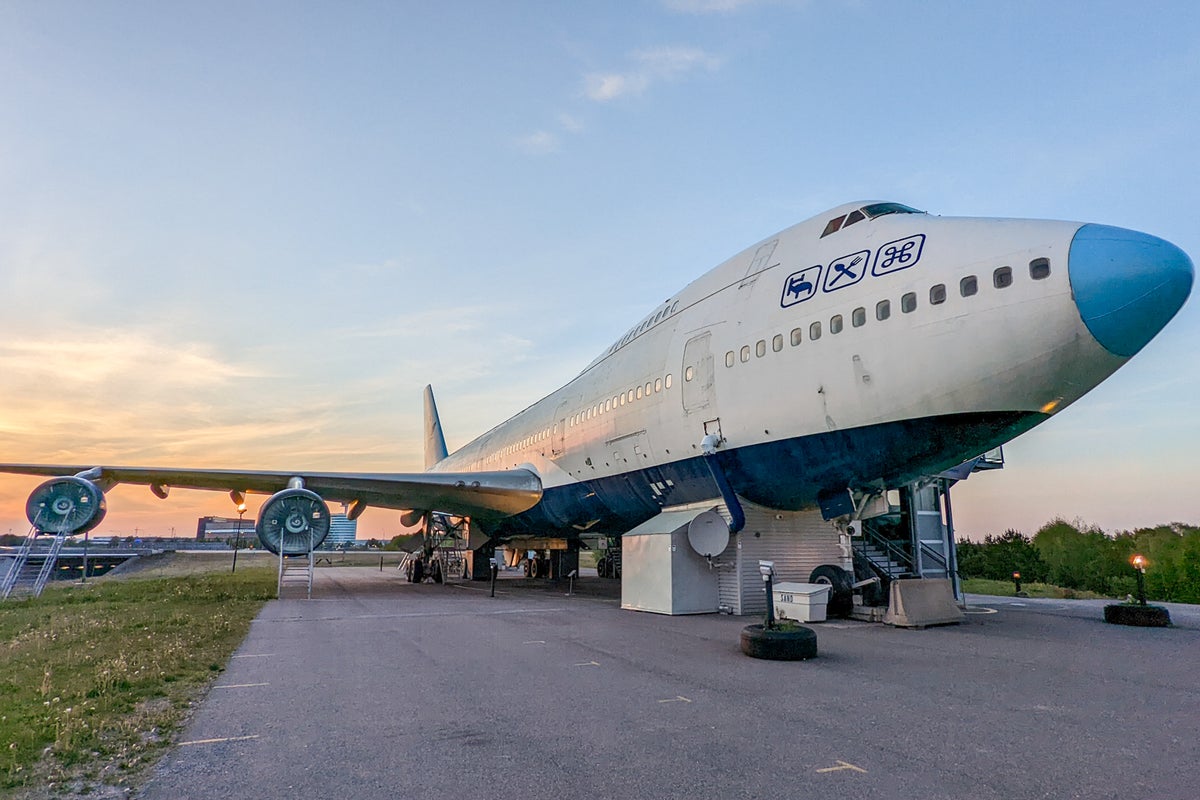 What it's like sleeping in the cockpit of a Boeing 747 jumbo jet hotel ...