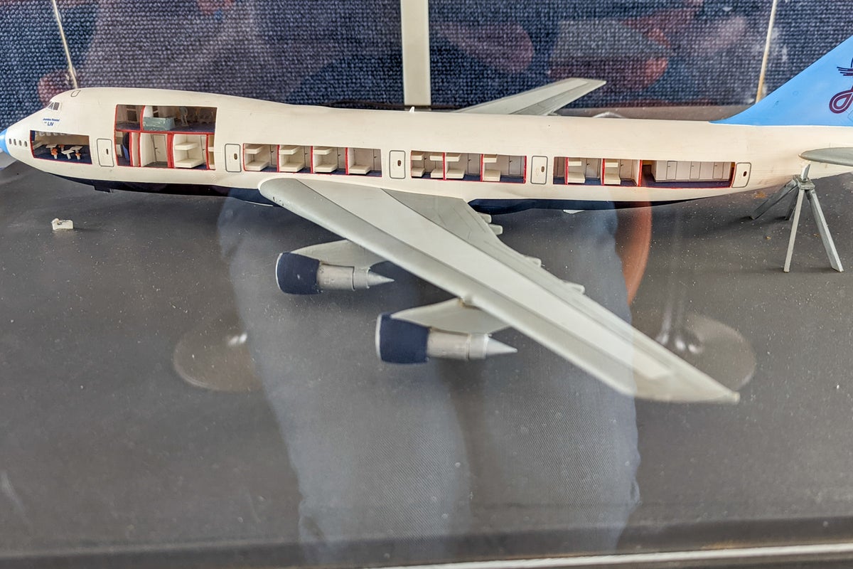 What it's like sleeping in the cockpit of a Boeing 747 jumbo jet hotel ...