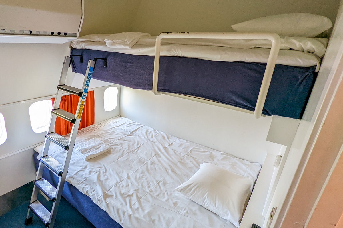 What it's like sleeping in the cockpit of a Boeing 747 jumbo jet hotel ...