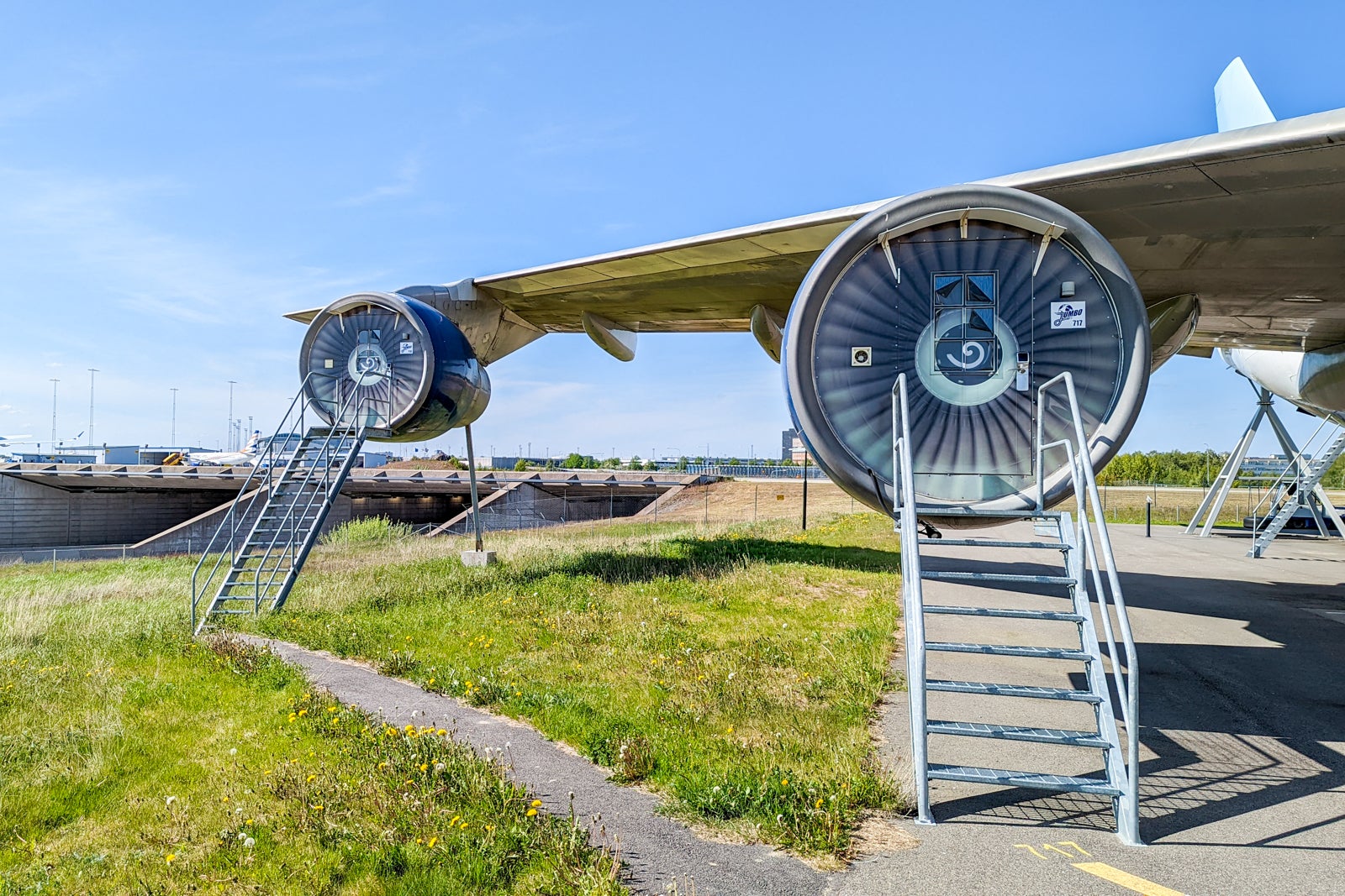 What it's like sleeping in the cockpit of a Boeing 747 jumbo jet hotel ...