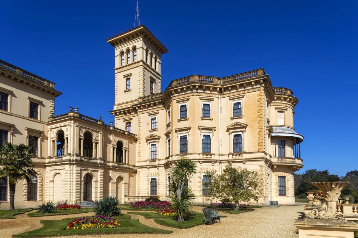 10 Royal Places To Visit In The UK Beyond London Adventurereadyessentials 10-royal-places-to-visit-in-the-uk-beyond-london-adventurereadyessentials