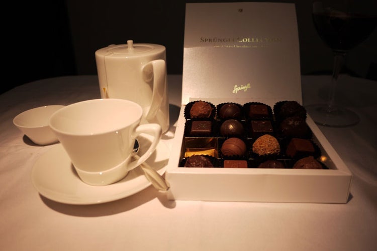 10 iconic in-flight snacks that make us miss getting on an airplane ...