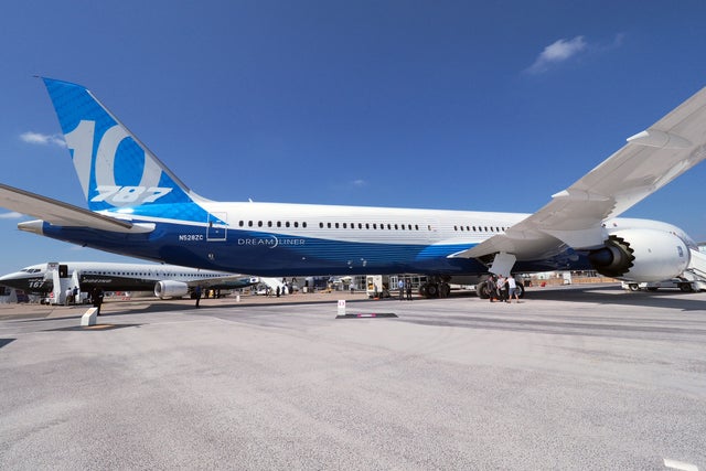 First Look Inside Boeing’s Extended-Length 787-10 Dreamliner - The ...