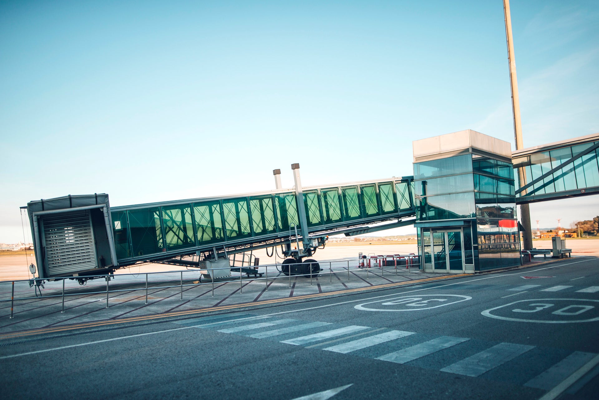 Video Shows Passengers Deplaning From a Nonexistent Plane - The Points Guy