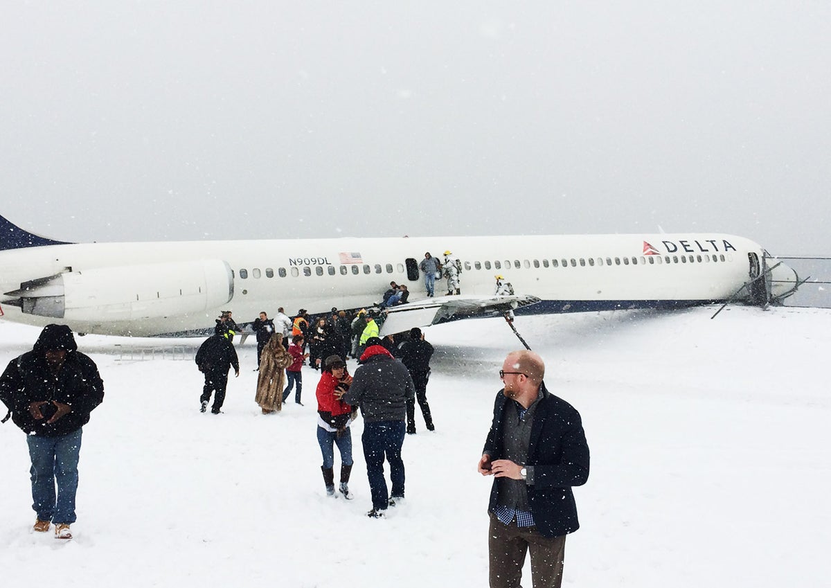 Delta Sued by Port Authority for 2015 Runway Skid at LGA - The Points Guy