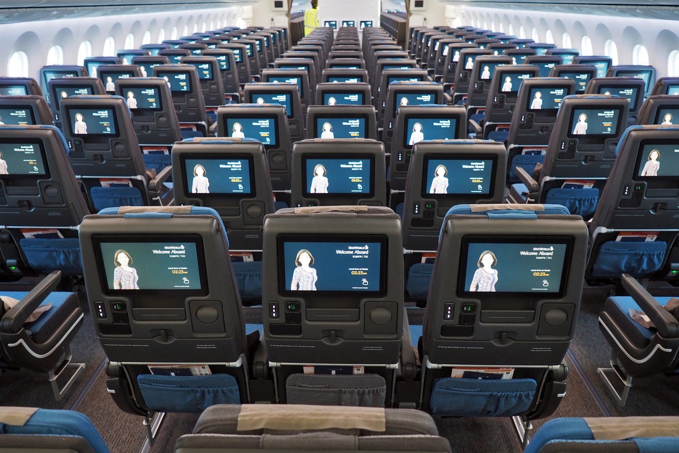 First Look: Singapore's 787-10 Dreamliner Economy Cabin