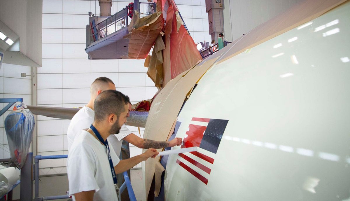 Flying Backwards: How Planes Display The American Flag - The Points Guy