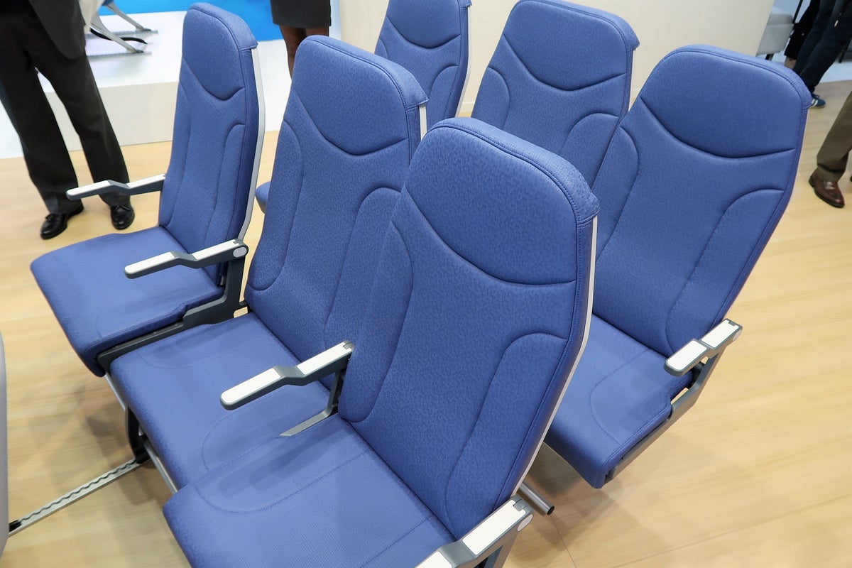 Brilliant New Aircraft Seat Gives the Middle Seat More Width - The ...
