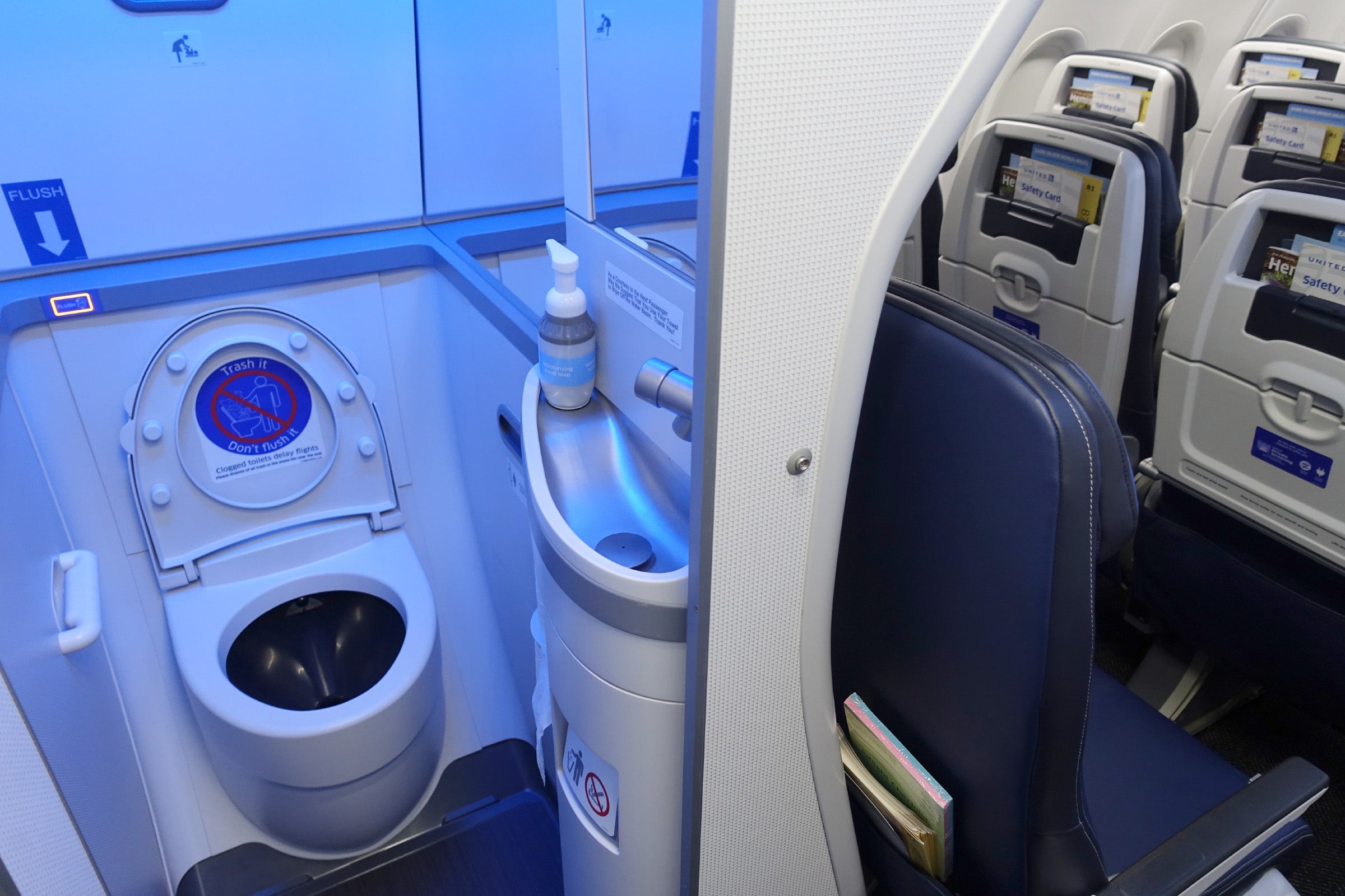 Yup, United's 737 MAX Lavs Are Just as Bad as American's - The Points Guy