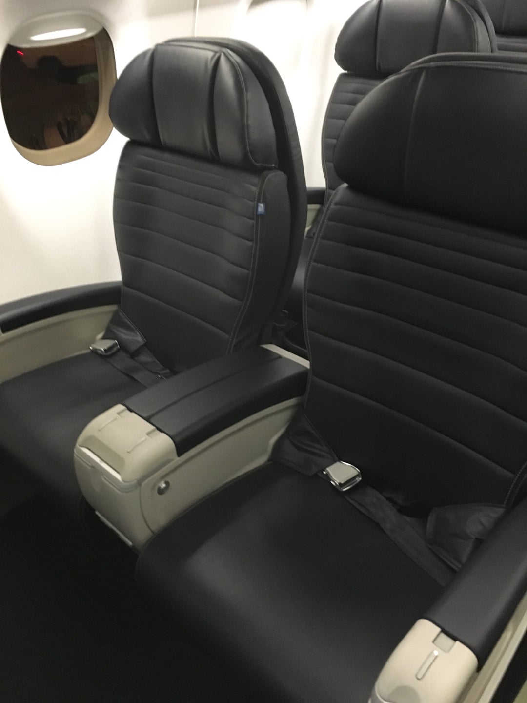 Review of United First Class on the Embraer 175 - The Points Guy