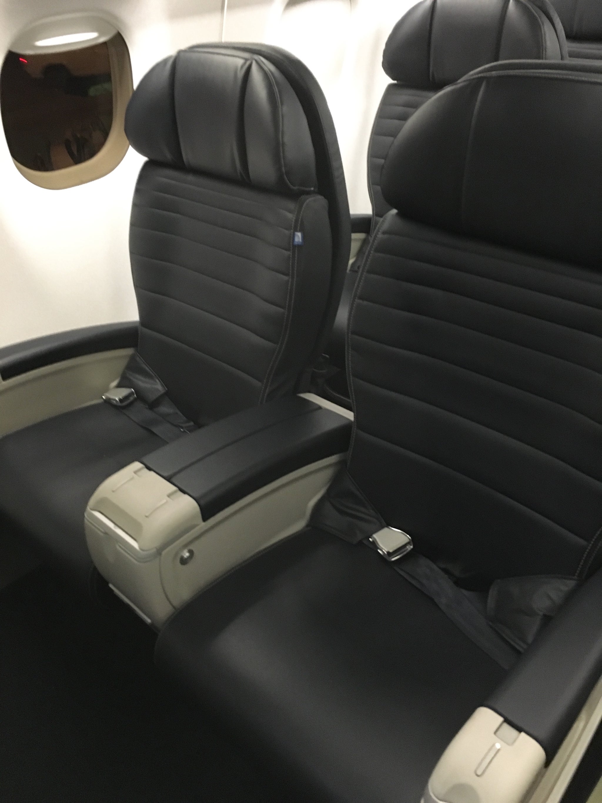 Review of United First Class on the Embraer 175 - The Points Guy