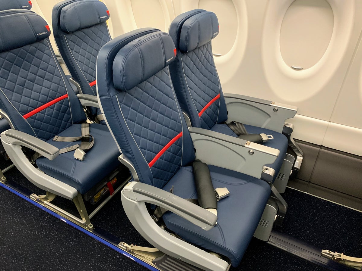 Pros And Cons of Selecting a Bulkhead Seat When Traveling With a Baby ...