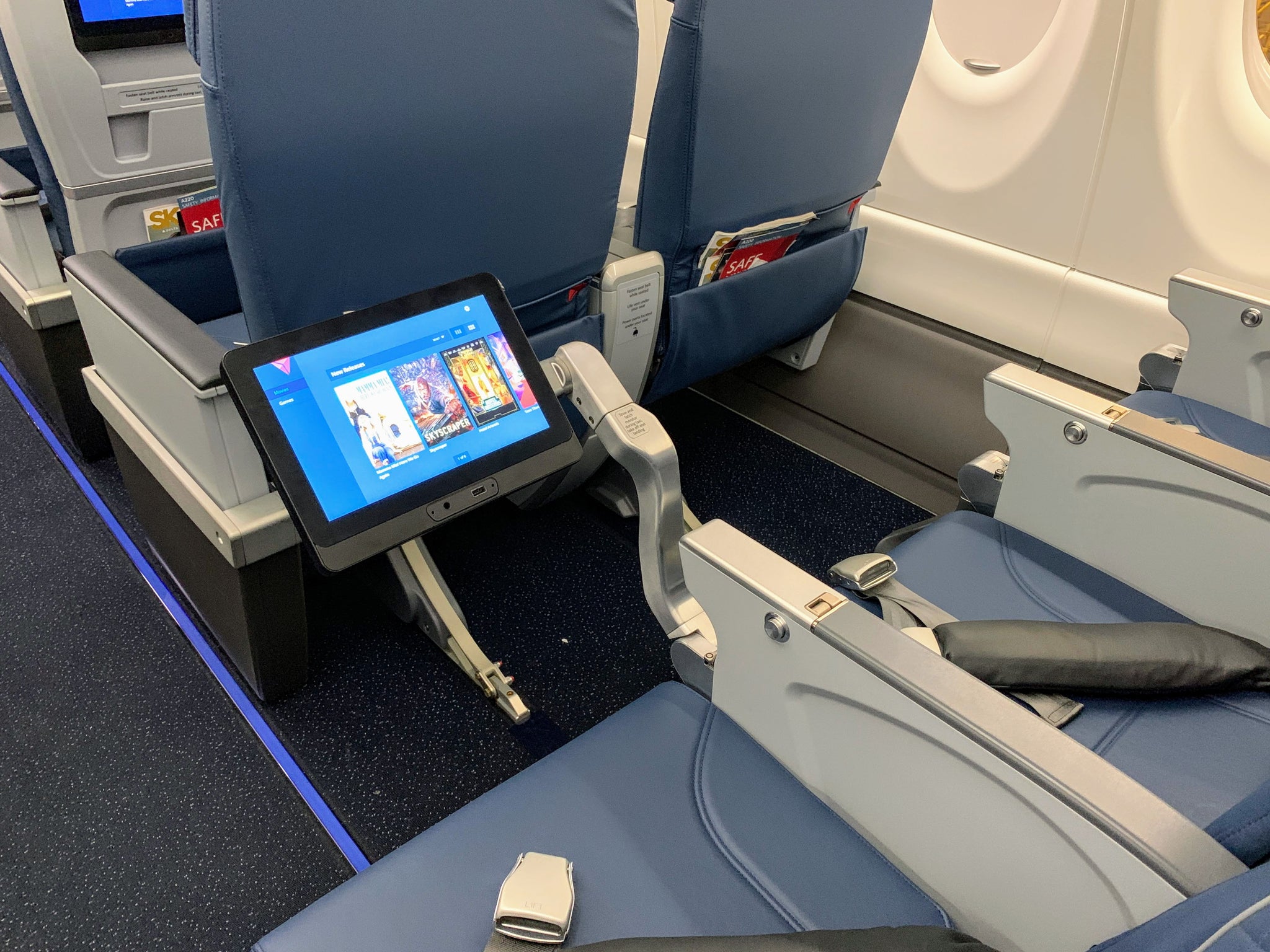 Pros And Cons of Selecting a Bulkhead Seat When Traveling With a Baby ...