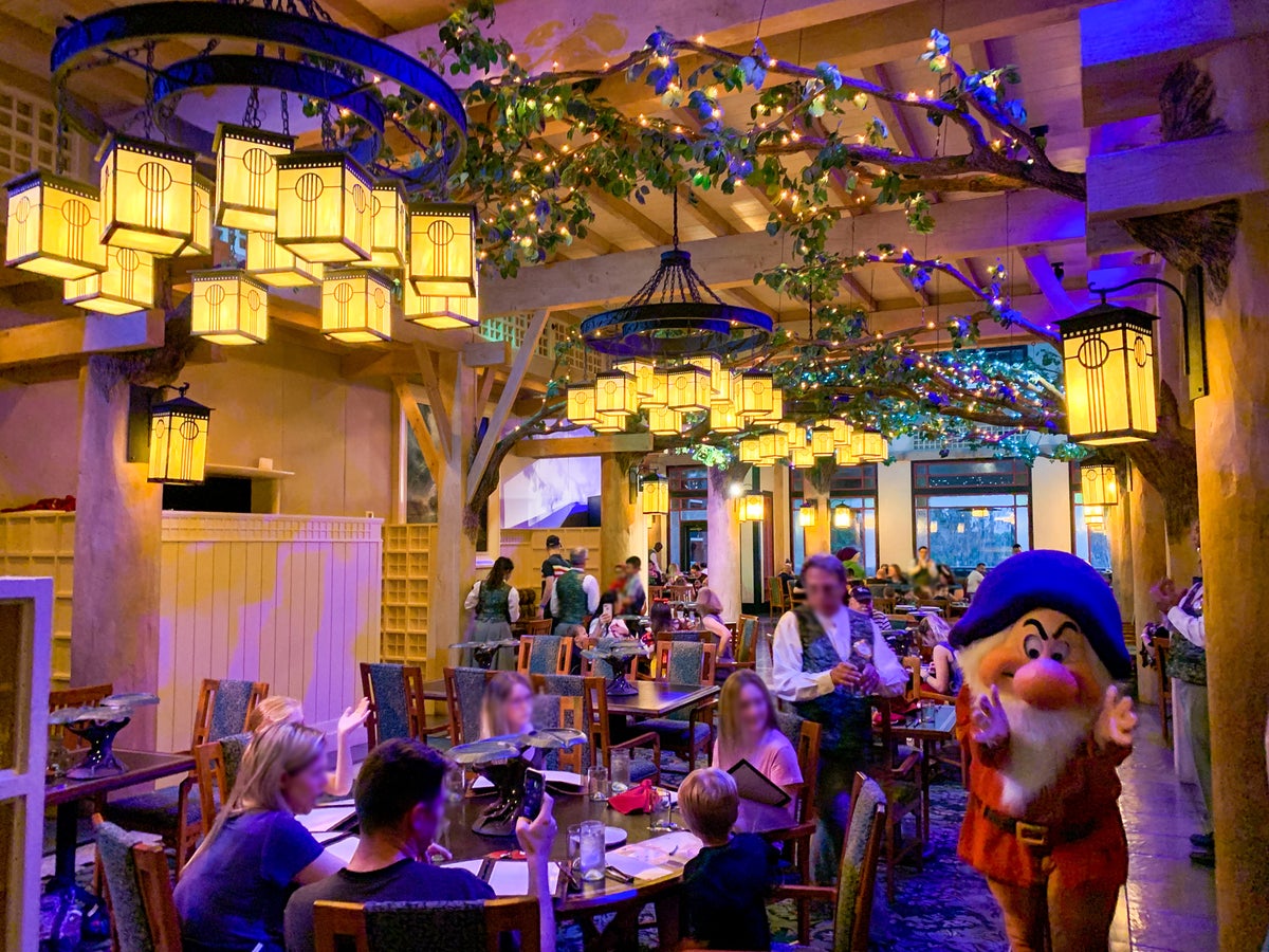 The 5 best character dining meals at Disney World - The Points Guy