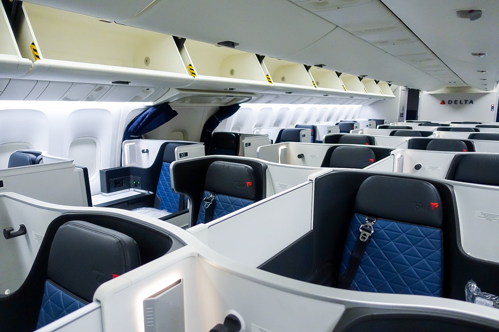 Aboard Delta's First Retrofitted 767-400ER With Brand-New Delta One ...