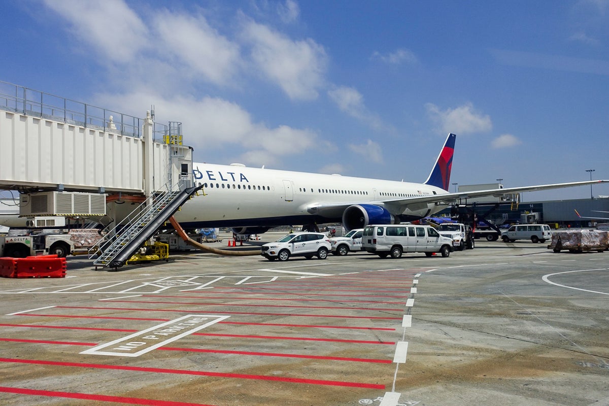 Aboard Delta's First Retrofitted 767-400ER With Brand-New Delta One ...
