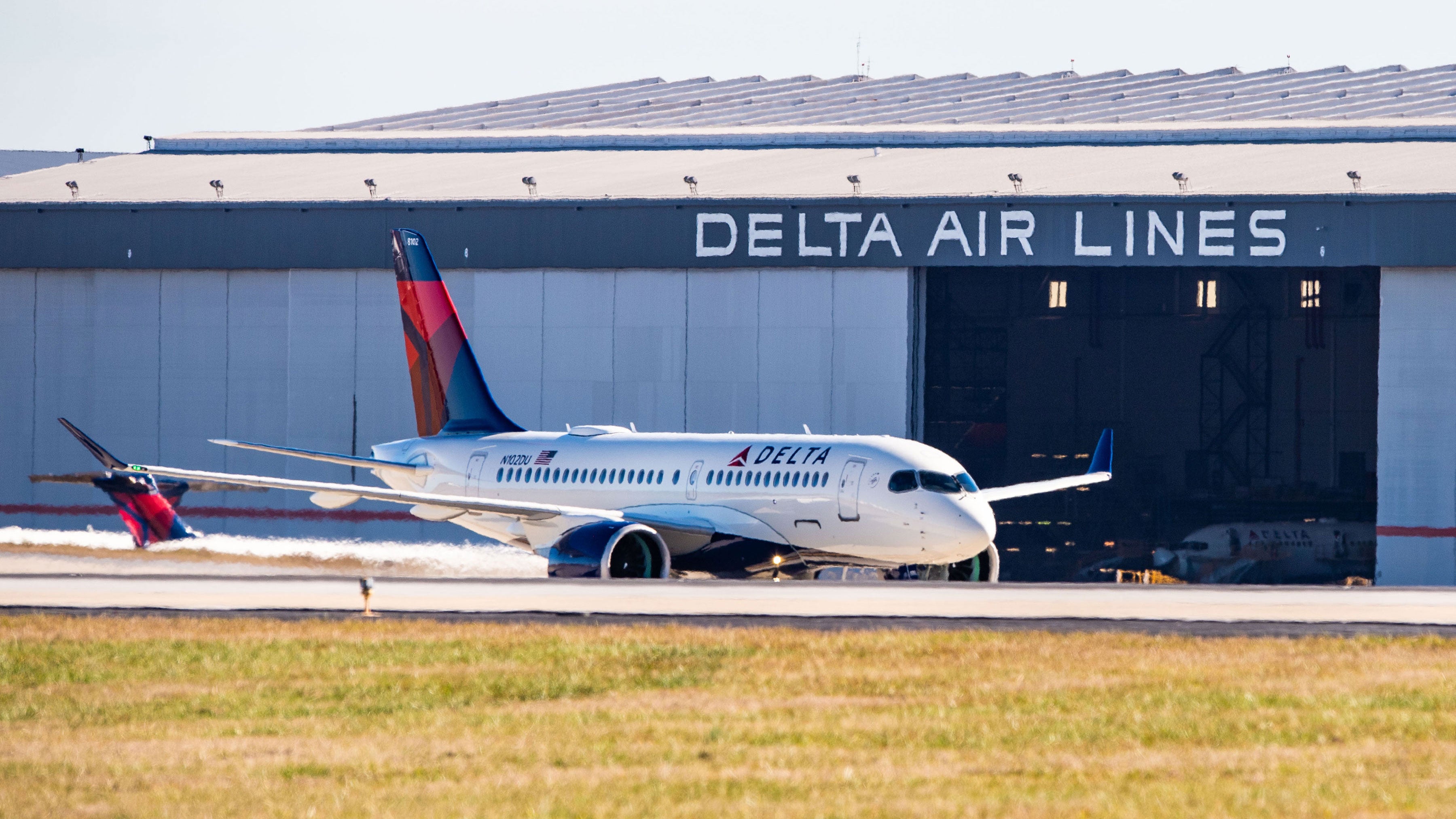 Delta Schedules the A220 for Transcon Route - The Points Guy