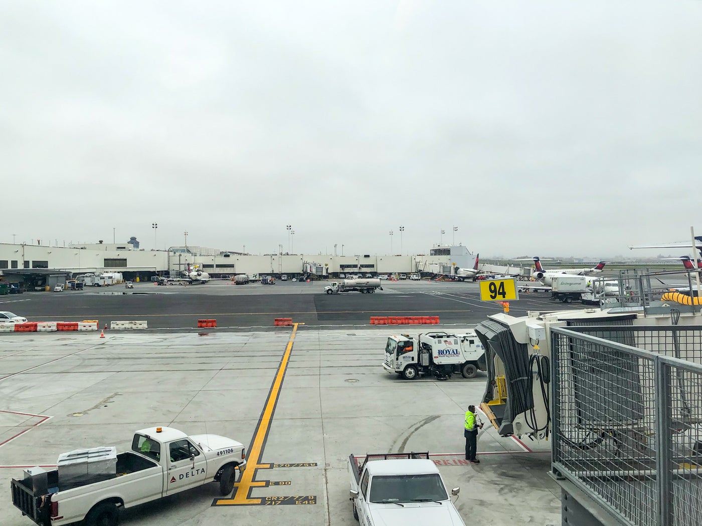 Delta opens new concourse, bringing modern, airy feel to LaGuardia