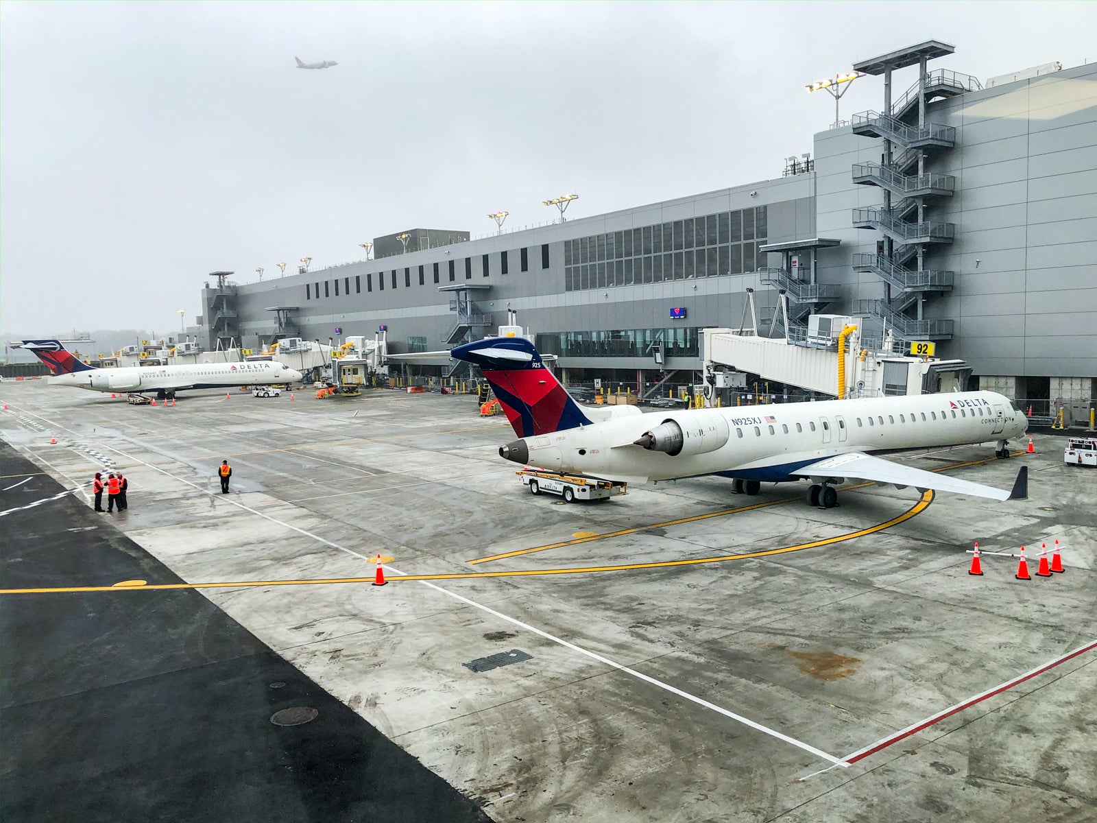 Delta opens new concourse, bringing modern, airy feel to LaGuardia ...