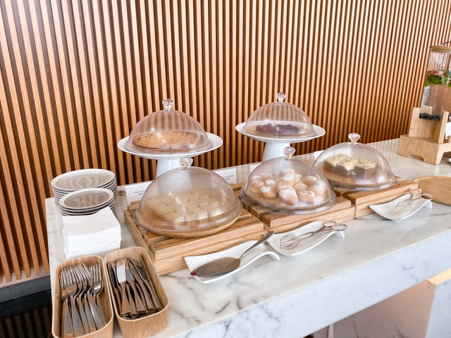 Cold ground, warm sky: A review of Cathay Pacific's first class on the ...