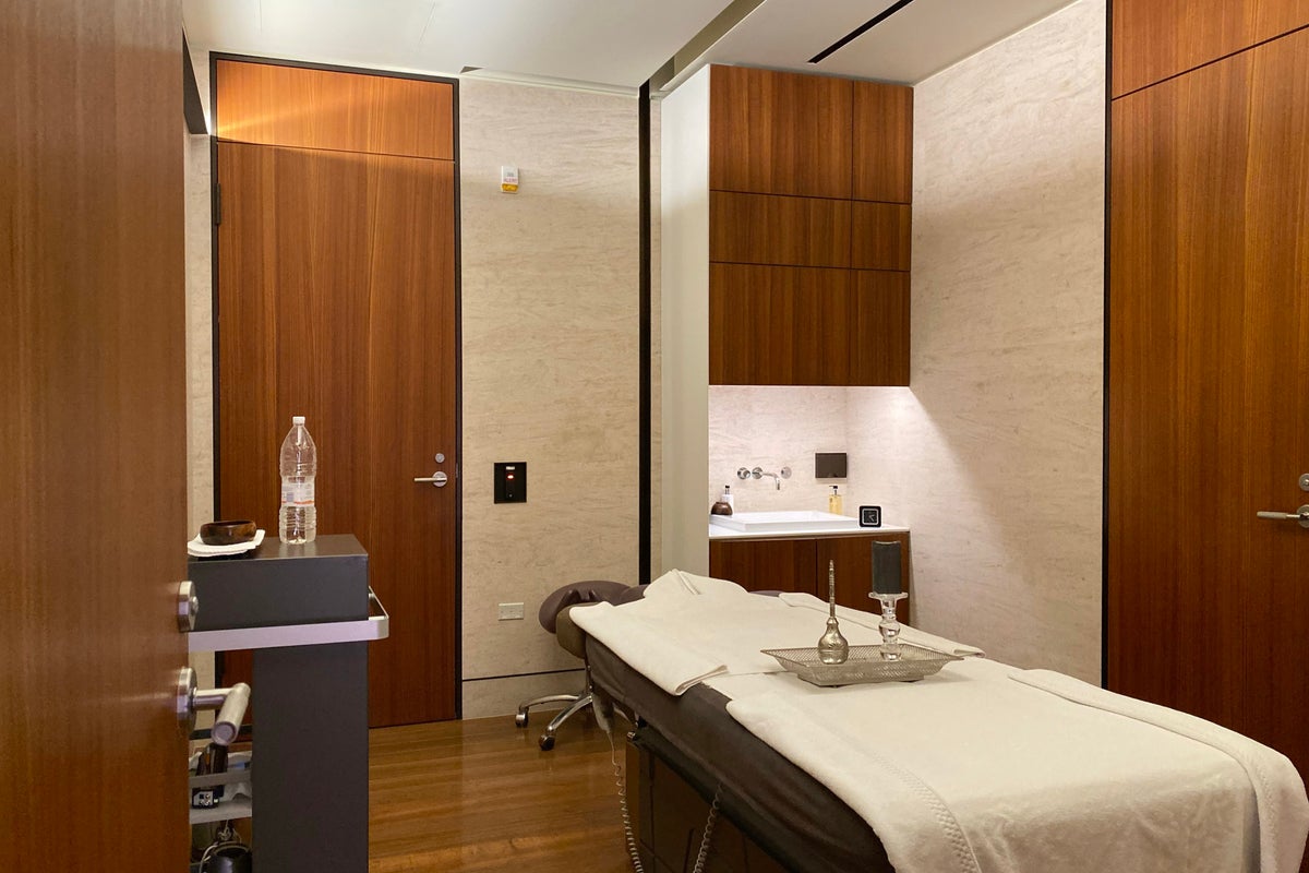 An easy way to get into the Qatar Airways Al Safwa First Lounge in Doha ...