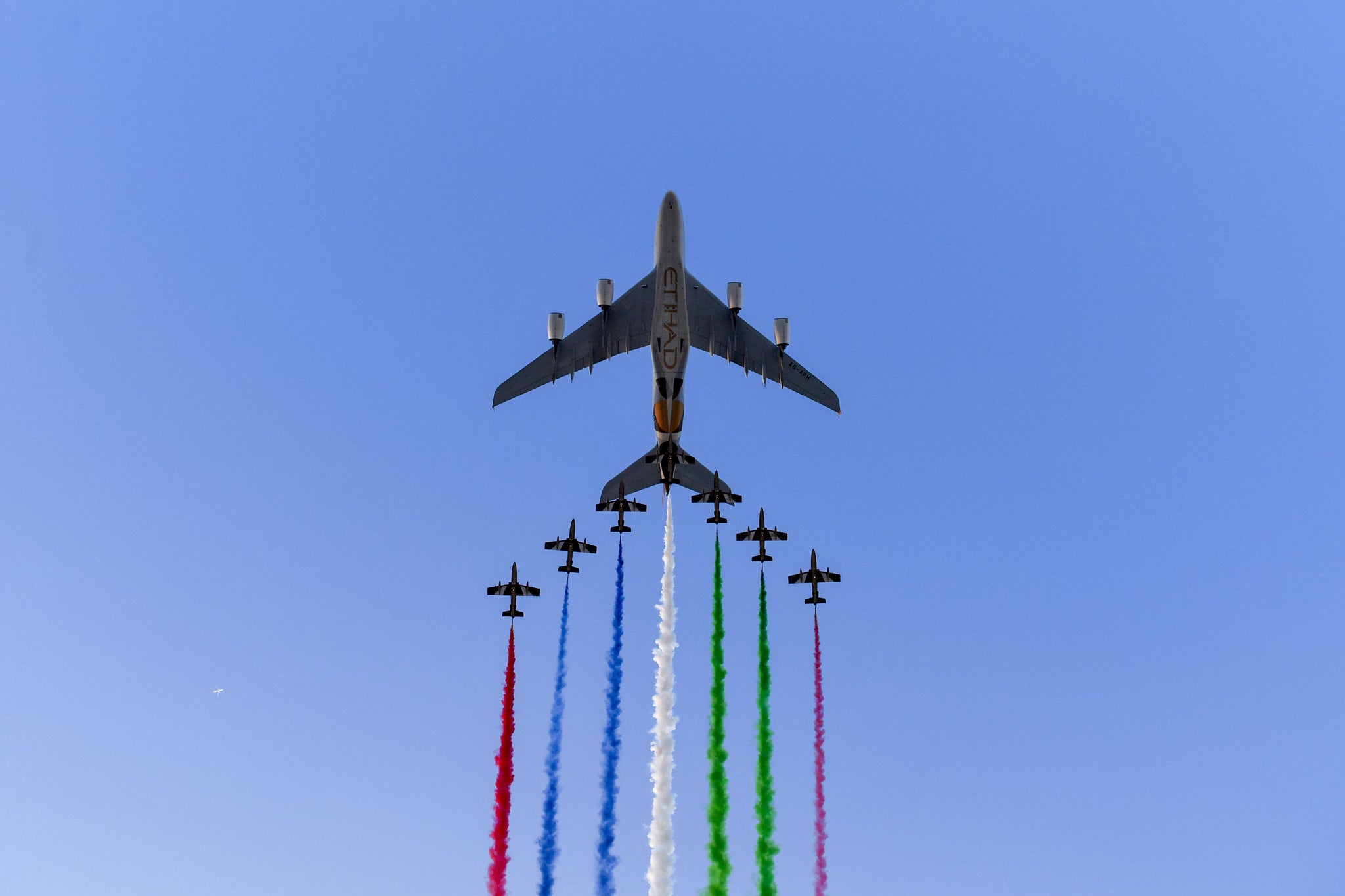 Etihad aircraft perform stunning flyover of the F1 Abu Dhabi Grand Prix ...