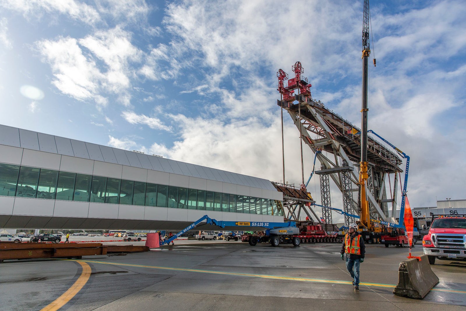 Sea-Tac Airport now home to longest aerial walkway over an active ...