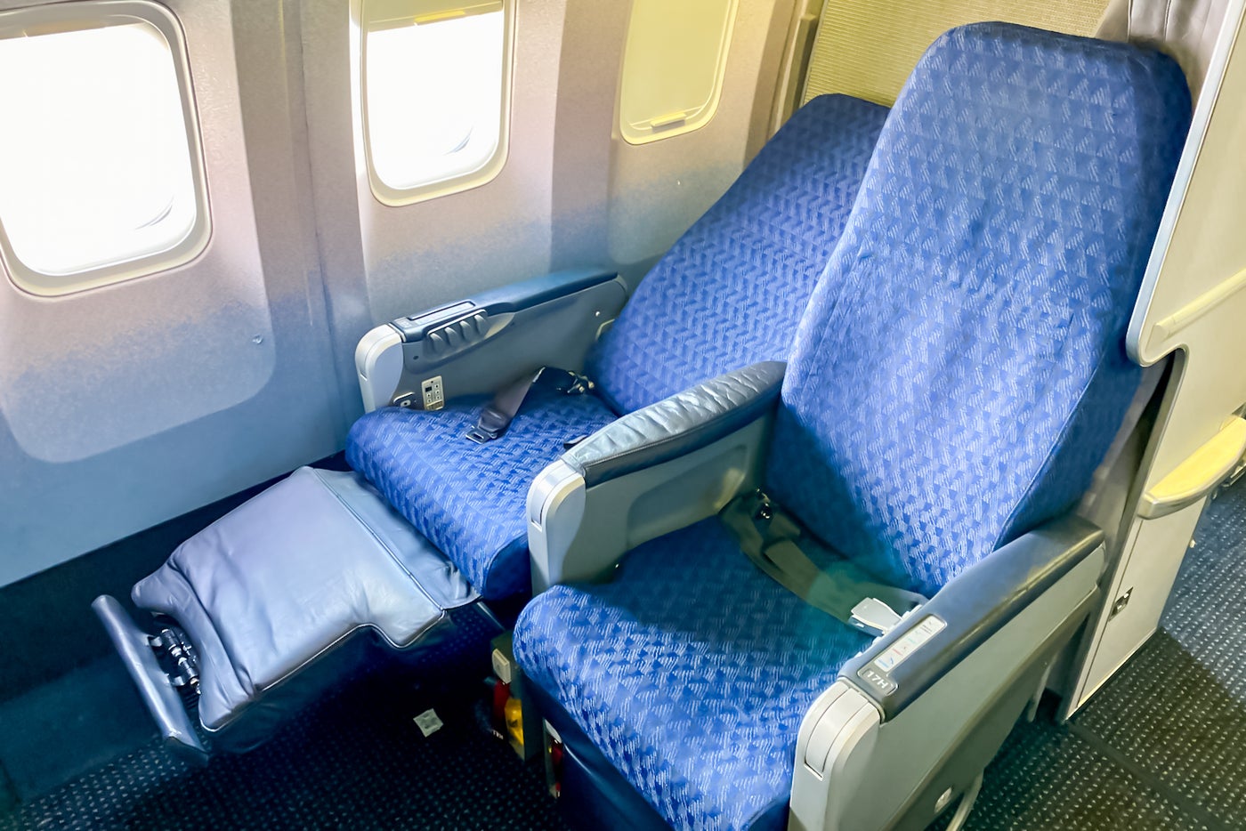 Dreamliner crew rest: The secret space where your 787 pilots ...