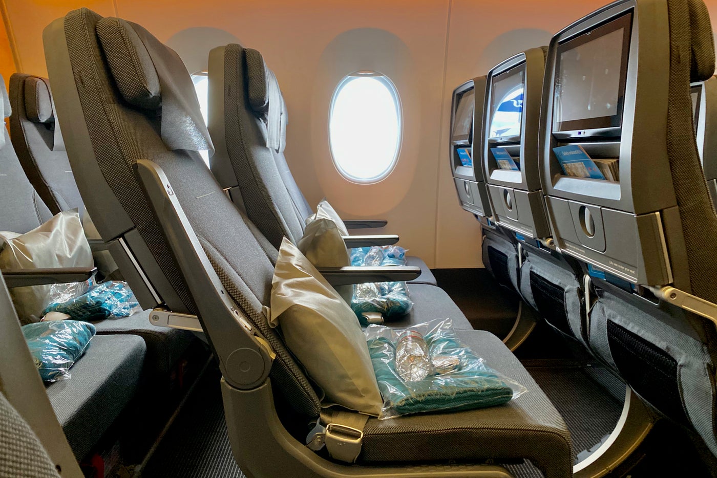 Inside the SAS Airbus A350, in all classes