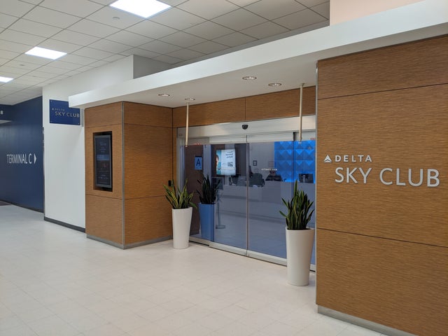 Review: Delta's Boeing 717 in first class, LGA to Chicago - The Points Guy