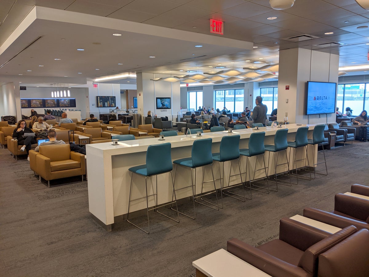 Review: Delta's Boeing 717 in first class, LGA to Chicago - The Points Guy