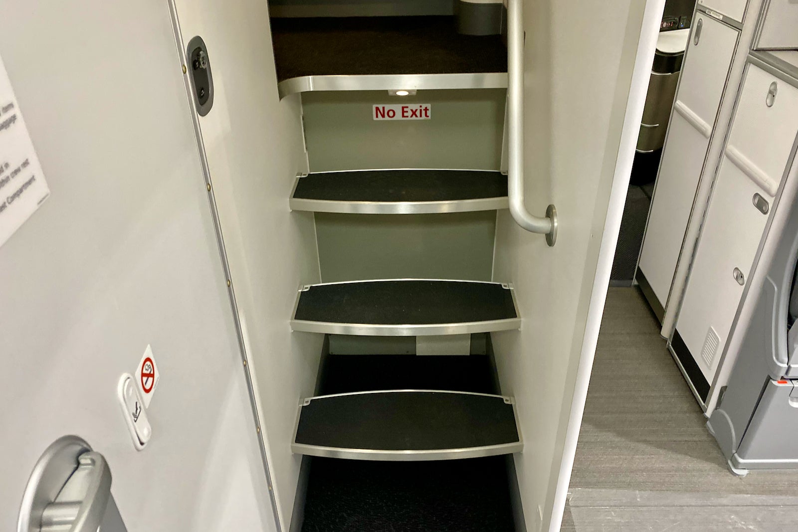 Dreamliner crew rest: The secret space where your 787 pilots ...