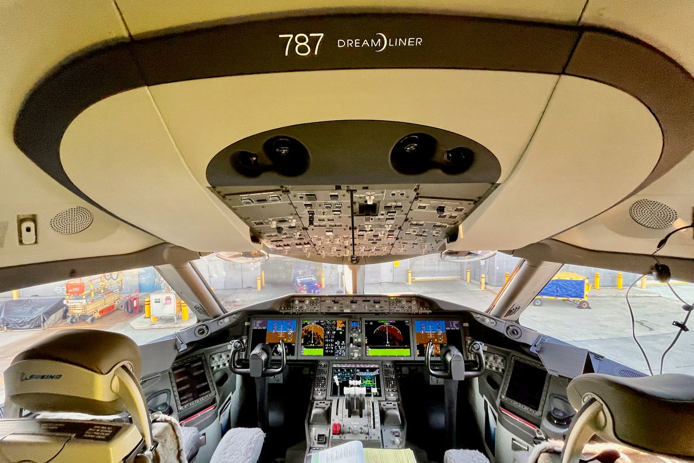 Dreamliner crew rest: The secret space where your 787 pilots ...