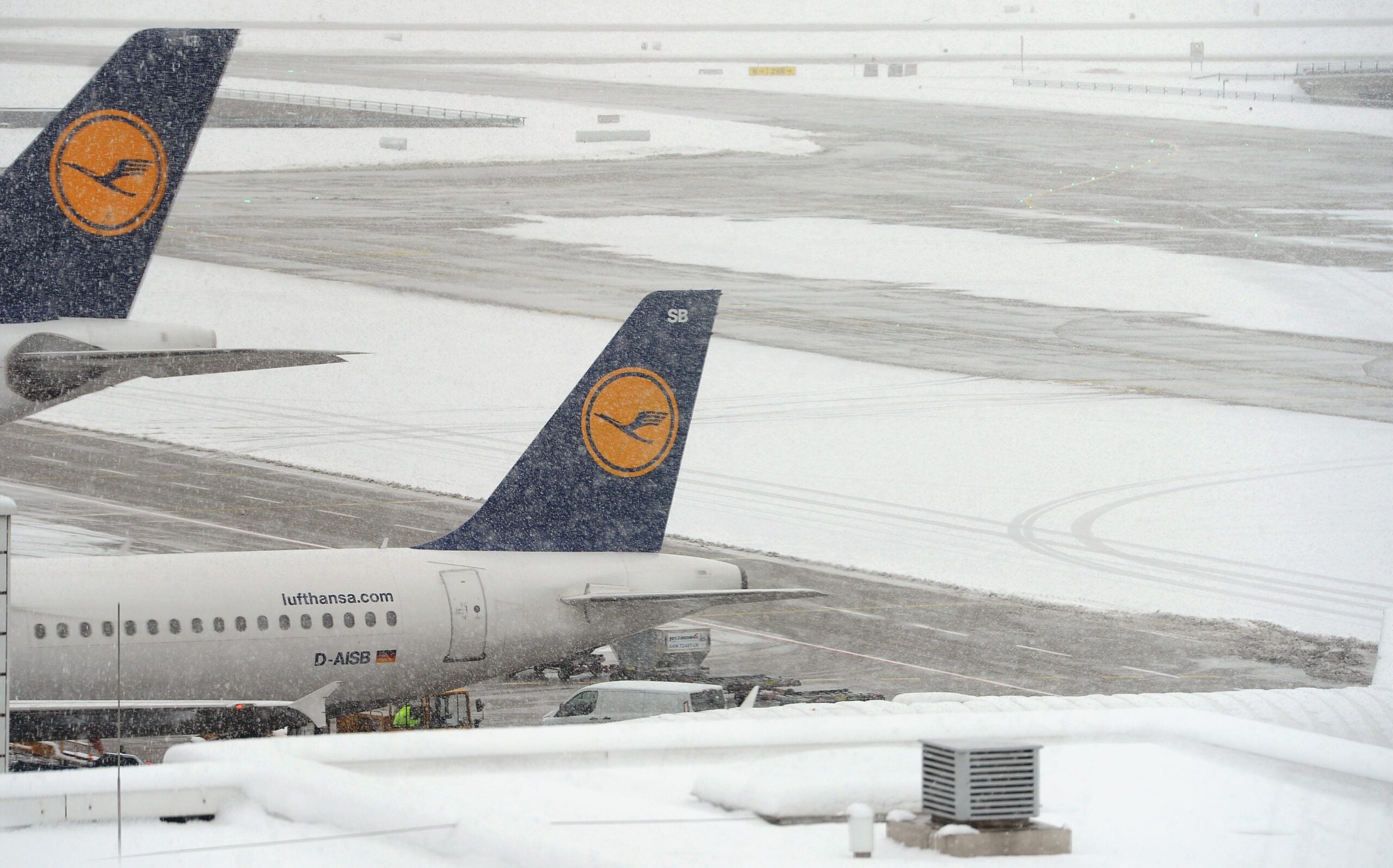 How pilots change their takeoff preparation when it snows - The Points Guy
