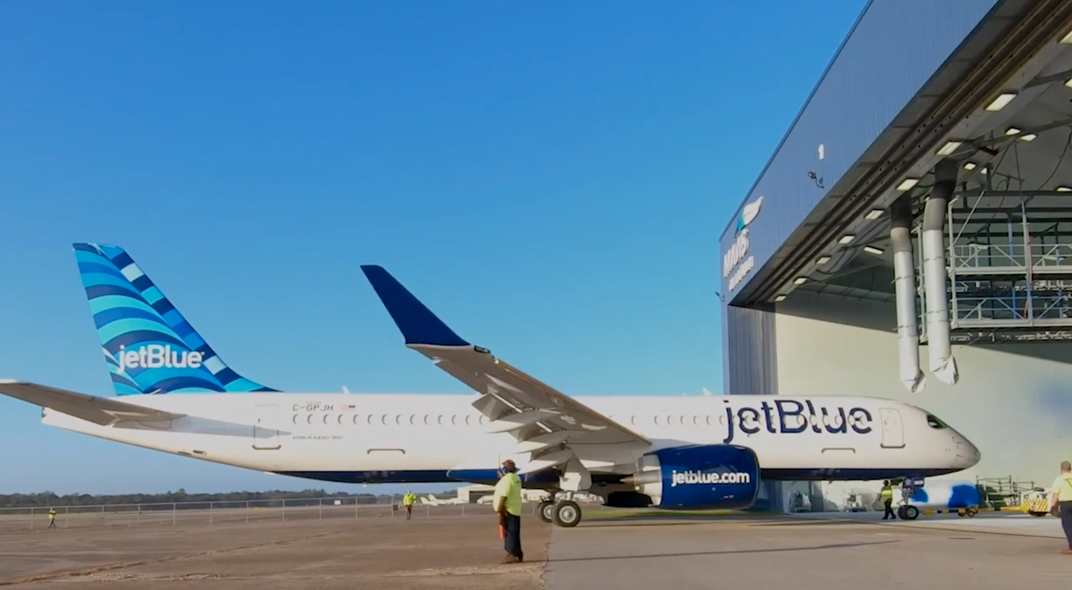 JetBlue taking delivery of first A220-300 just in time for New Year's ...