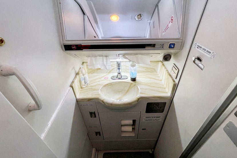 Behind the scenes: Touring JSX's ultra-spacious 1-1-configured jet ...