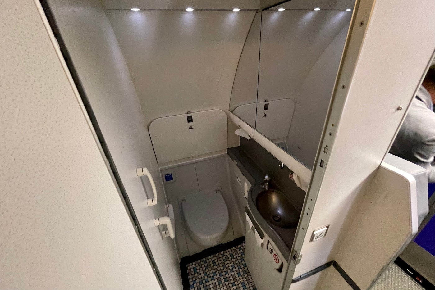 First look inside Avelo's Boeing 737-800, and where to sit