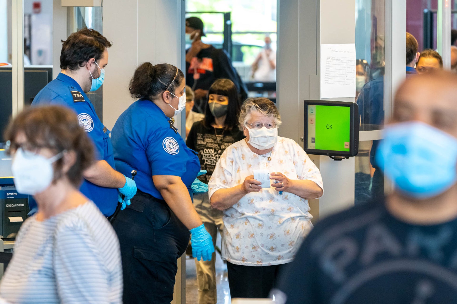 TSA vaccine mandate looms as busy holiday travel season kicks off - The ...