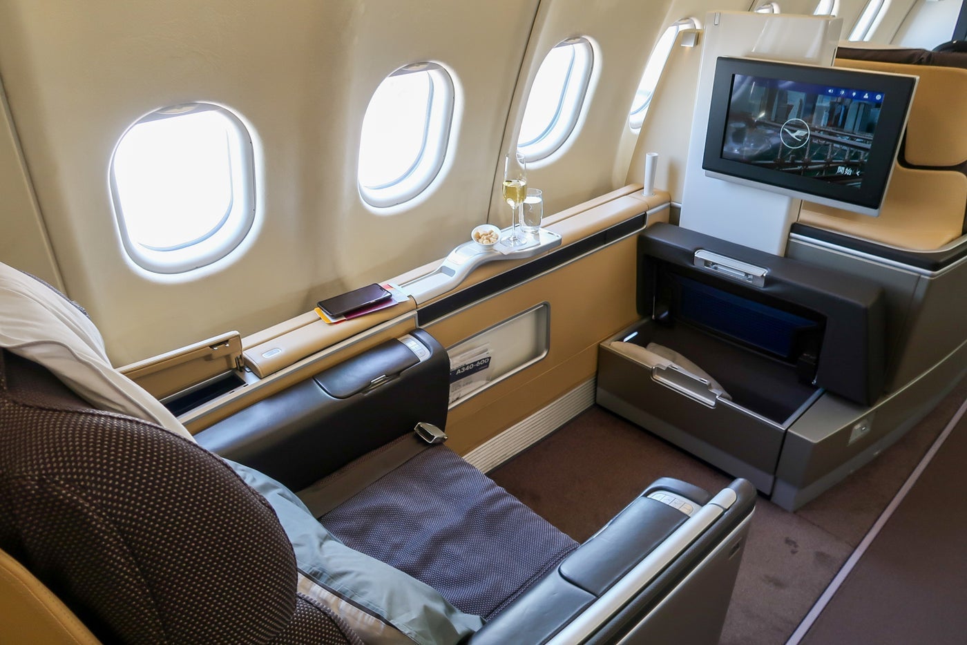 Lufthansa to resume flying 5 A340s to meet increased first-class demand ...