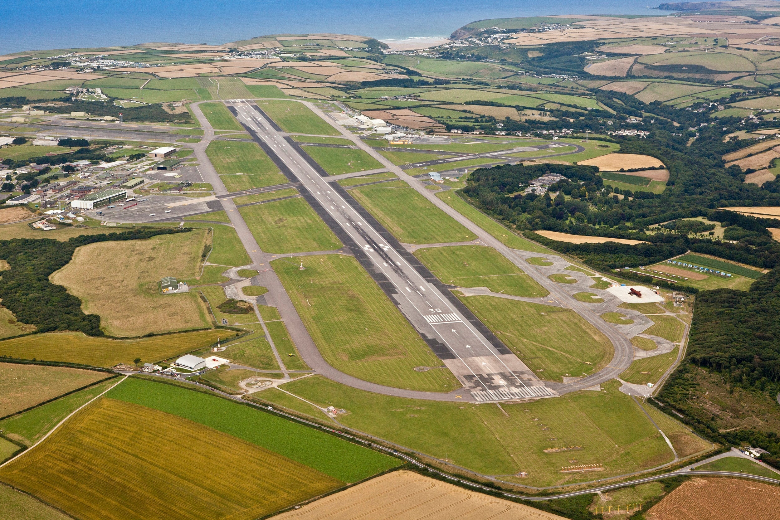 Flying with world leaders: How pilots land big aircraft into small ...